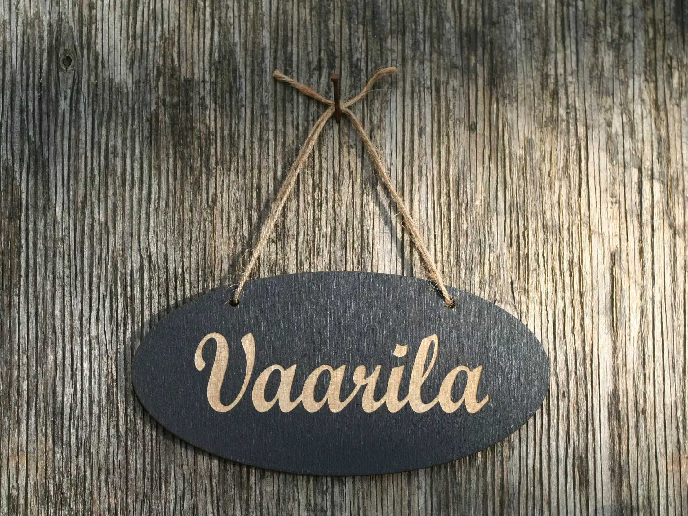 KYLTTI Vaarila musta Puinen kyltti tekstillä - Hintakaari.fi verkkokauppa