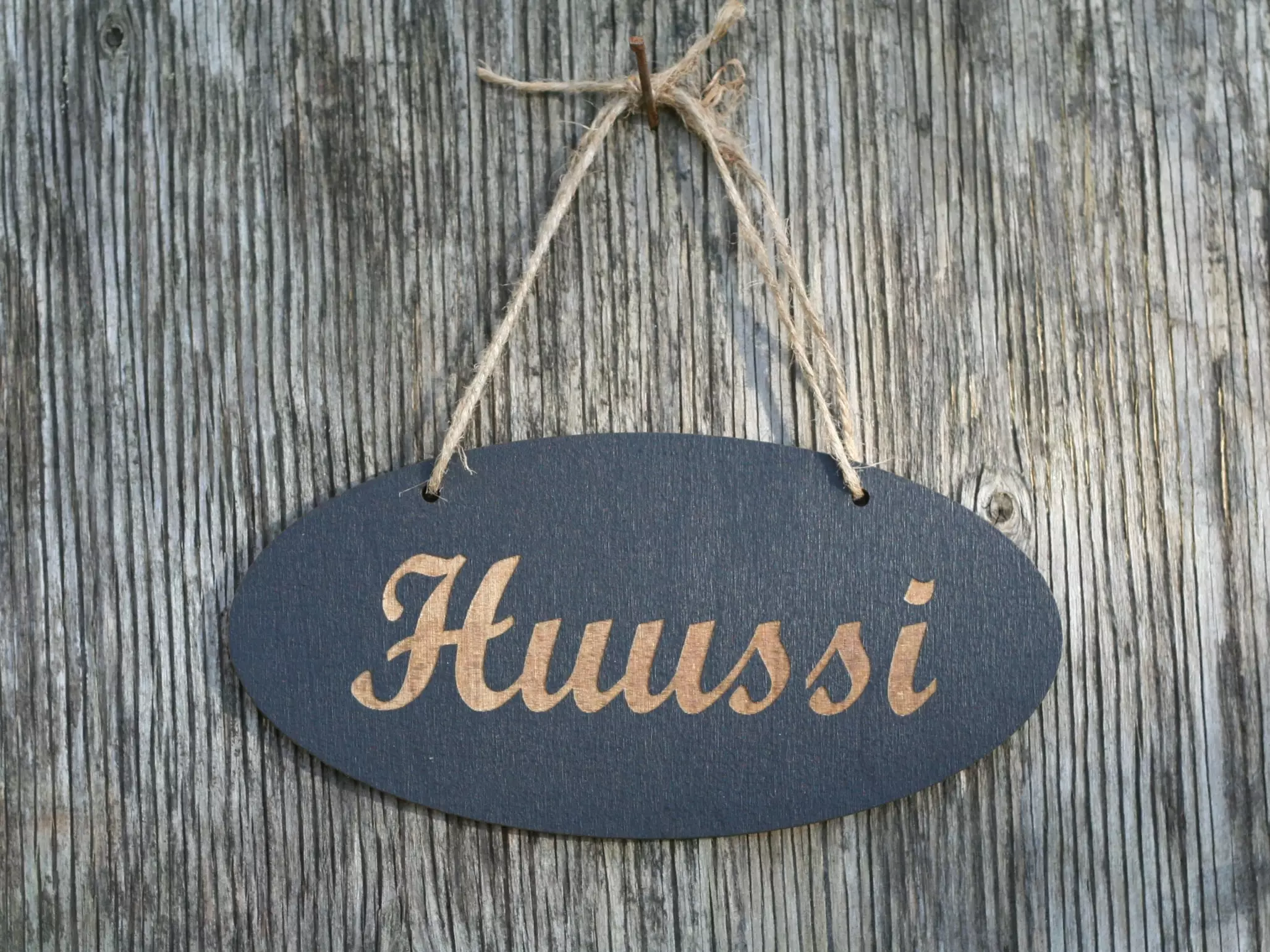 KYLTTI Huussi musta Puinen kyltti tekstillä - Hintakaari.fi verkkokauppa